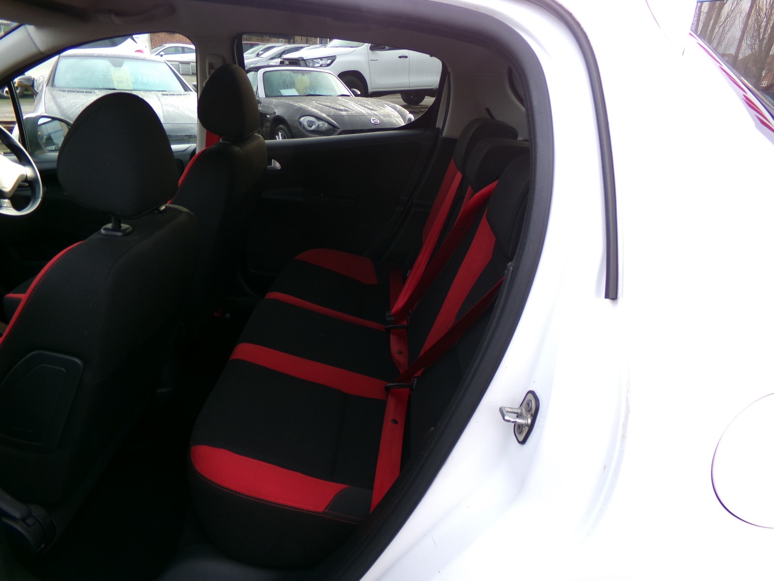 Used PEUGEOT 207 2011 White for sale - £2995 in Chesterfield ...