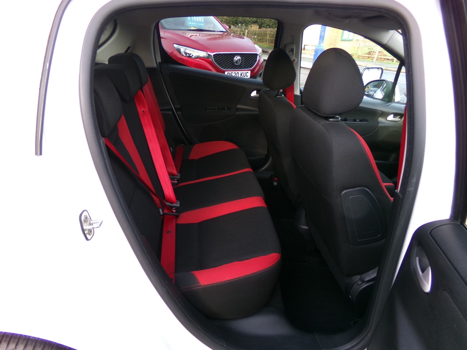 Used PEUGEOT 207 2011 White for sale - £2995 in Chesterfield ...